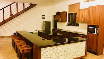 Geladeira, micro-ondas (mediante solicitação), cafeteira/chaleira