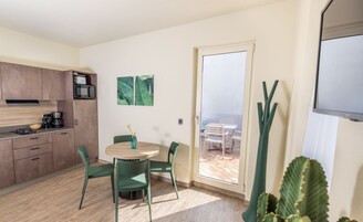 Apartamento Comfort | Cozinha privada | Um frigorífico, um micro-ondas, uma placa de cozinha 