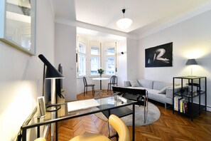 Apartamento, 1 quarto, vista para a cidade | Sala de estar | TV LCD