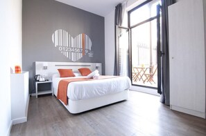 Quarto casal superior, terraço | Cofres nos quartos, escrivaninha, cortinas blackout