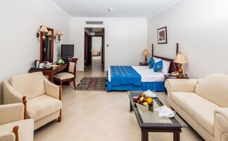 Roupas de cama premium, frigobar, cofres nos quartos, Wi-Fi de cortesia