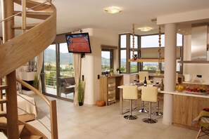 Casa Deluxe, 2 quartos, casa de banho anexa, no piso executivo | Cozinha privada | Um frigorífico, um micro-ondas, uma placa de cozinha 