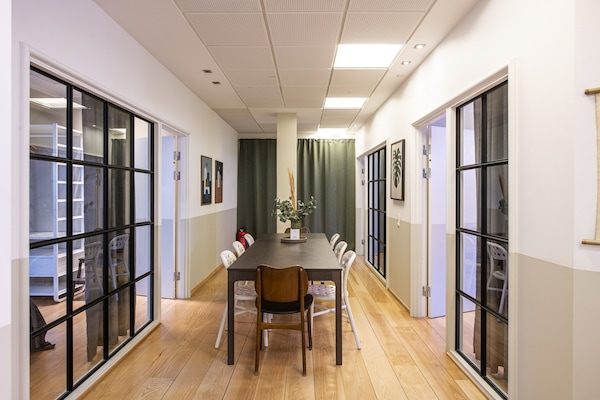 Apartamento grand, 4 quartos | Opções para refeição no quarto
