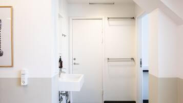 Apartamento Nobre, 4 quartos | Casa de banho | Um polibã, um chuveiro fixo, um secador de cabelo, toalhas fornecidas