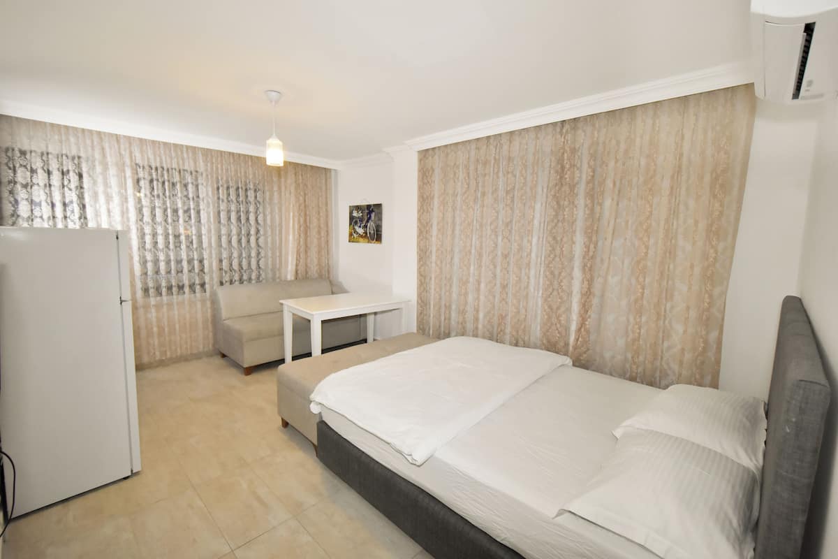 Estúdio, 1 cama queen-size e sofá-cama, Vista para a cidade | Roupa de alta qualidade, cofre no quarto, secretária