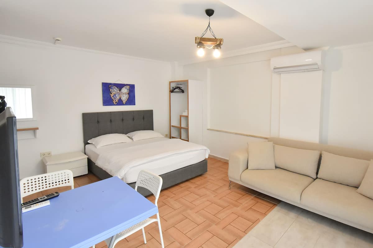 Suite-Estúdio, 1 cama queen-size e sofá-cama, cozinha, Vista para a cidade | Roupa de alta qualidade, cofre no quarto, secretária