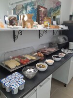 Café da manhã com buffet todos os dias (EUR 10 por pessoa) 