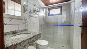 Apartamento, 2 quartos, cozinha, vista para a cidade | Banheiro | Chuveiro, produtos de toalete grátis, secador de cabelo