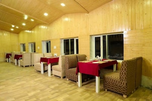 Café da manhã feito na hora todos os dias mediante uma taxa