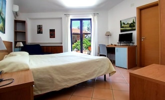 Minibar, cofre no quarto, secretária, berços/camas para crianças grátis 
