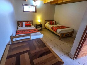 Com decoração personalizada, secretária, quartos insonorizados 