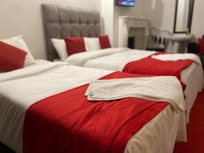 Quarto standard, várias camas (Shared) | Escrivaninha, cortinas blackout, ferros/tábuas de passar roupa