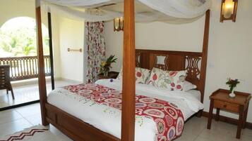 Roupa de alta qualidade, cofre no quarto, secretária