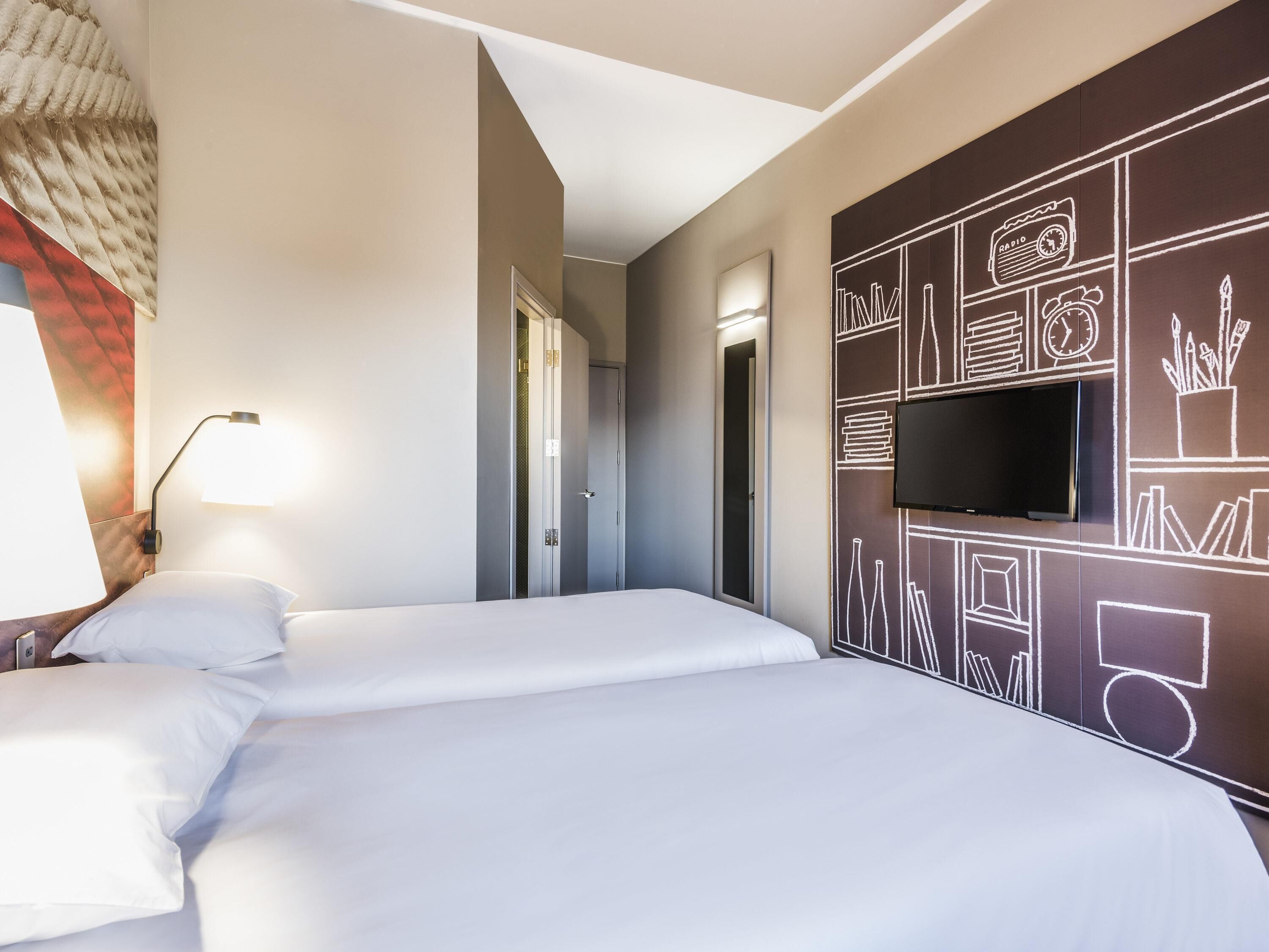 Quarto Twin Standard, 2 camas individuais | Cofre no quarto, secretária, cortinas/cortinados opacos 