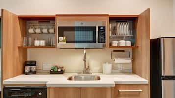 Suite, 1 quarto, não fumadores | Cozinha privada | Um frigorífico/congelador grande, um micro-ondas