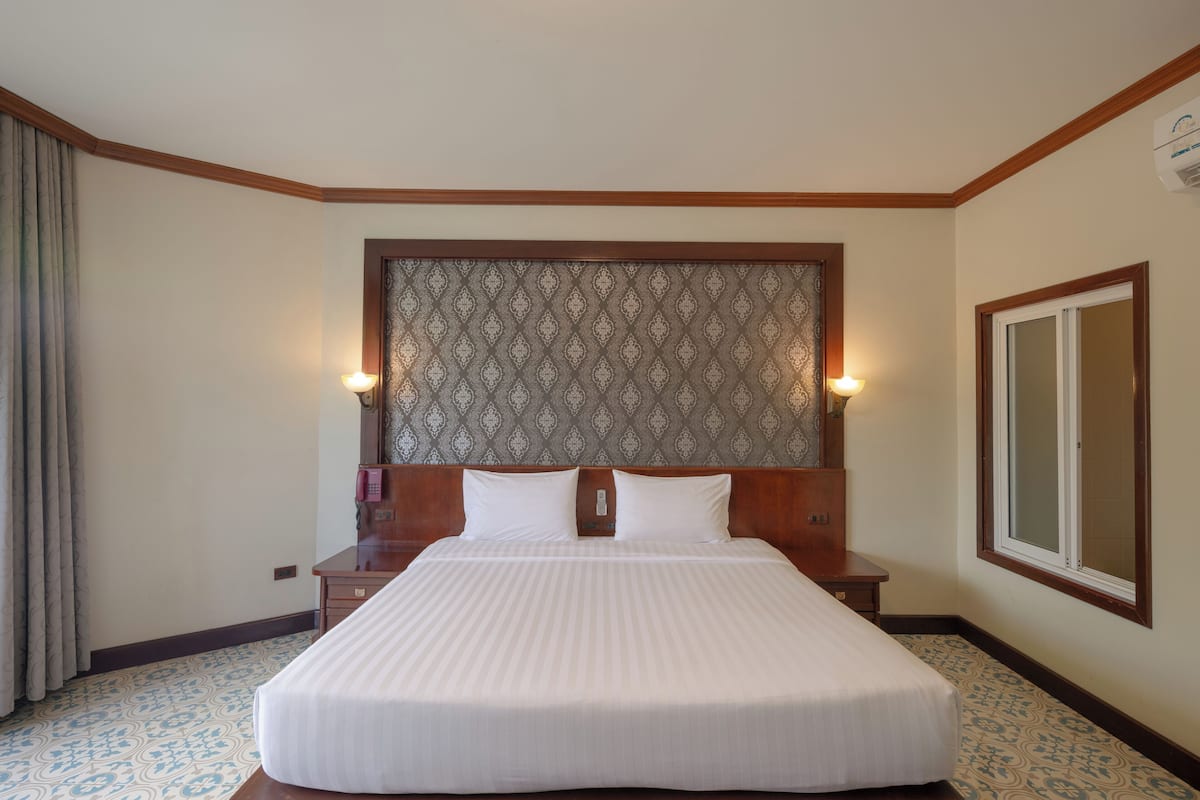 Grand Deluxe Room | Cofres nos quartos, escrivaninha, cortinas blackout, Wi-Fi de cortesia