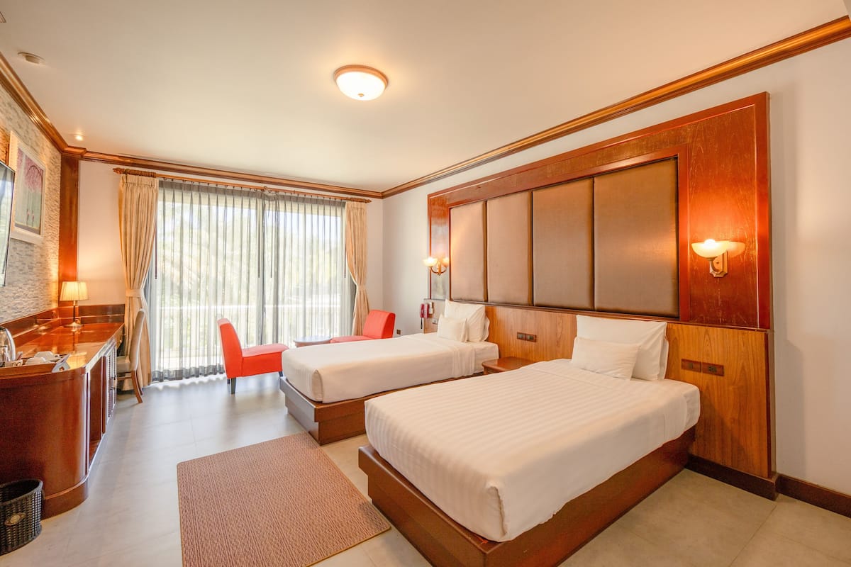 Quarto duplo júnior | Cofres nos quartos, escrivaninha, cortinas blackout, Wi-Fi de cortesia