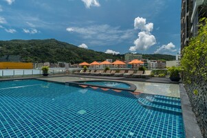 Piscina externa, espreguiçadeiras