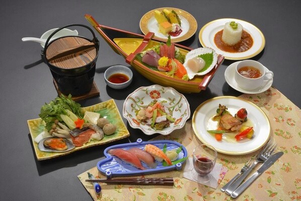 Diversos pratos japoneses dispostos sobre uma mesa, incluindo sushi, sashimi e uma tigela de sopa.