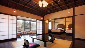 Um quarto tradicional japonês com tatames, uma mesa baixa e uma cama com cabeceira de madeira.