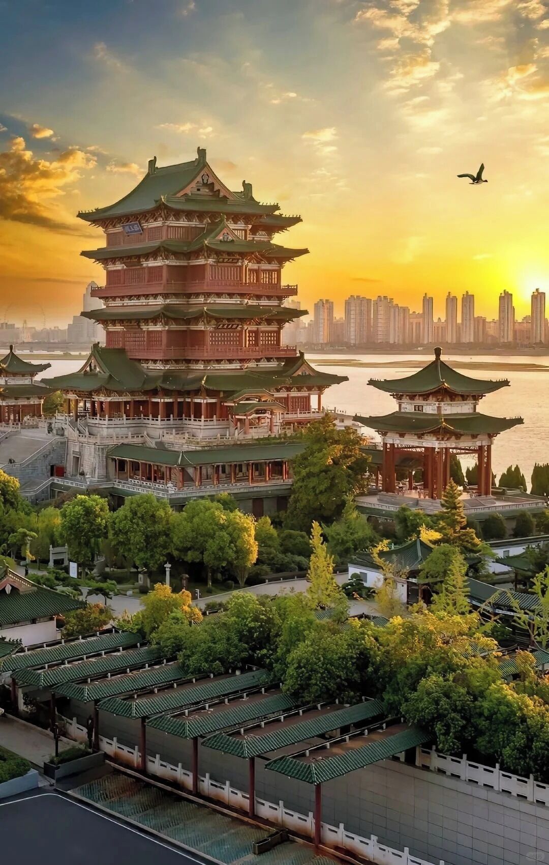 Uma pagoda tradicional em vários níveis, com um horizonte urbano ao fundo.