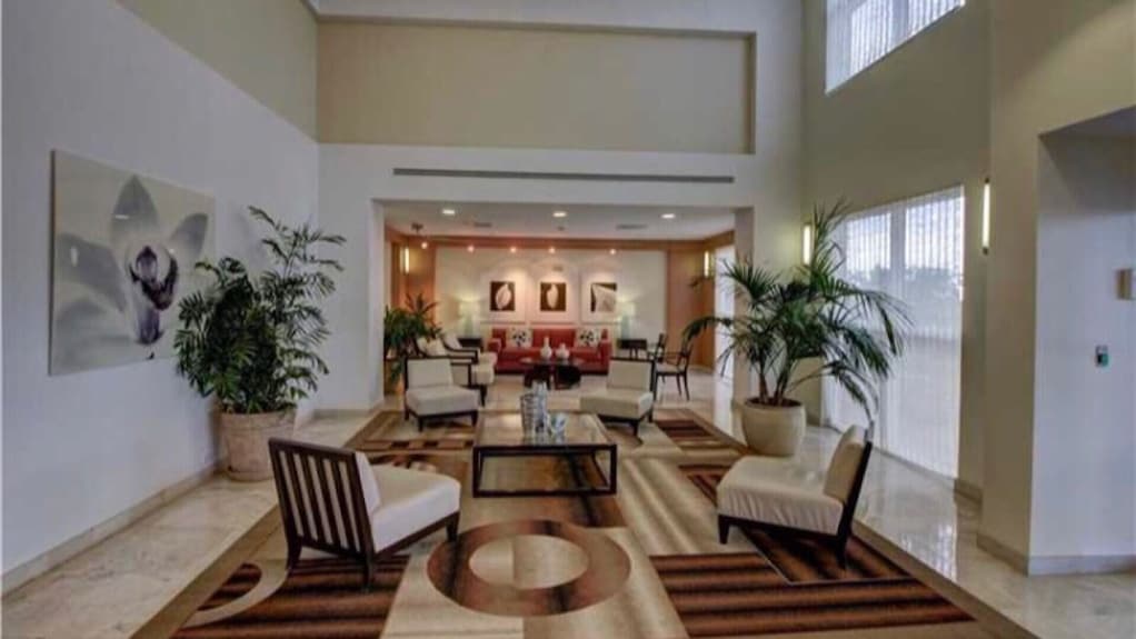 Oceanfront Hollywood Beach Vacation Rental Fully Furnished For Seasonal Stay - Aventura, FL