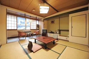 Quarto Tradicional, não fumadores, no edifício anexo (Japanese Style, Private Toilet) | Sala de estar | Smart TV de 40 polegadas com canais digitais 