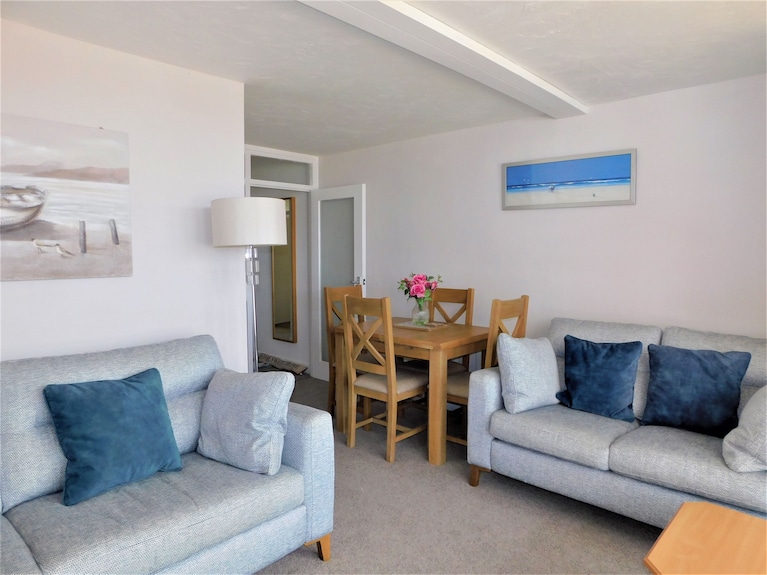 10 Vista Court - Amazing Panoramic Views Towards The Town And Sea From This First Floor Apartment - Sheringham