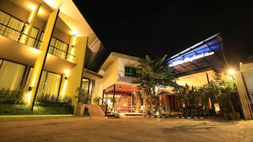 Fachada da propriedade à noite