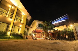 Fachada do alojamento (tarde/noite)