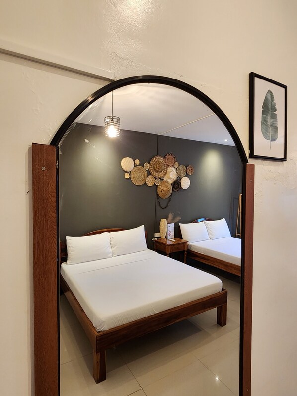 Quarto quádruplo standard, 2 camas de casal | Escrivaninha, ferros/tábuas de passar roupa