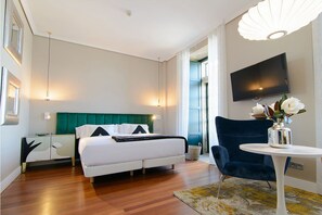 Quarto Duplo Deluxe, vista para o mar | Cofre no quarto, secretária, camas desdobráveis, Wi-fi grátis 