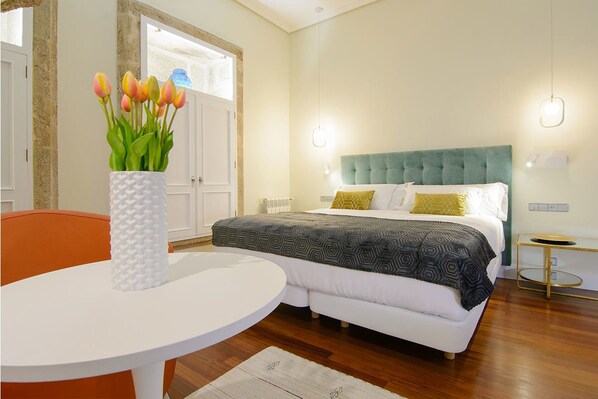 Quarto Duplo Deluxe, vista para o mar | Cofre no quarto, secretária, camas desdobráveis, Wi-fi grátis 