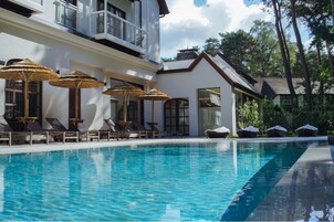 Piscina interior, piscina exterior, espreguiçadeiras 