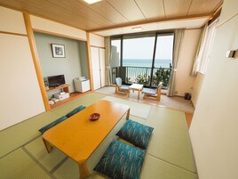 Edredões de penas, cofre no quarto 