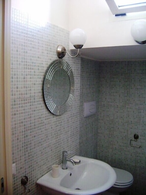 Quarto Duplo ou Twin Comfort, terraço | Casa de banho | Um polibã, artigos de higiene pessoal grátis, um bidé 