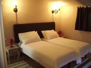 Quarto Duplo ou Twin Comfort, terraço | 1 quarto, roupa de alta qualidade, secretária, ferro/tábua de engomar 