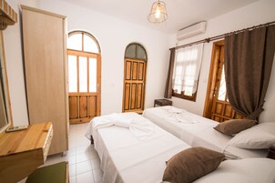 Kismi Deniz Manzarili Iki Ayri Yatakli Oda | Roupas de cama premium, edredons de pluma, frigobar, cortinas blackout