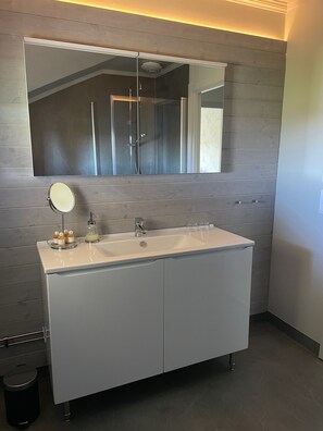 Quarto Duplo ou Twin Deluxe, varanda, vista para o rio | Casa de banho | Um polibã, artigos de higiene pessoal grátis 
