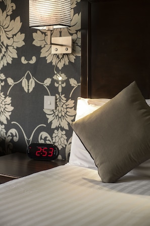 Quarto casal premium, 1 cama de casal | Escrivaninha, ferros/tábuas de passar roupa, Wi-Fi de cortesia