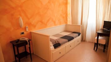 Quarto Individual | Roupa de alta qualidade, cofre no quarto, secretária