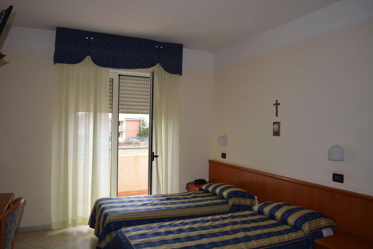 Quarto casal ou duplo | Escrivaninha, berços (sobretaxa), Wi-Fi de cortesia, roupa de cama