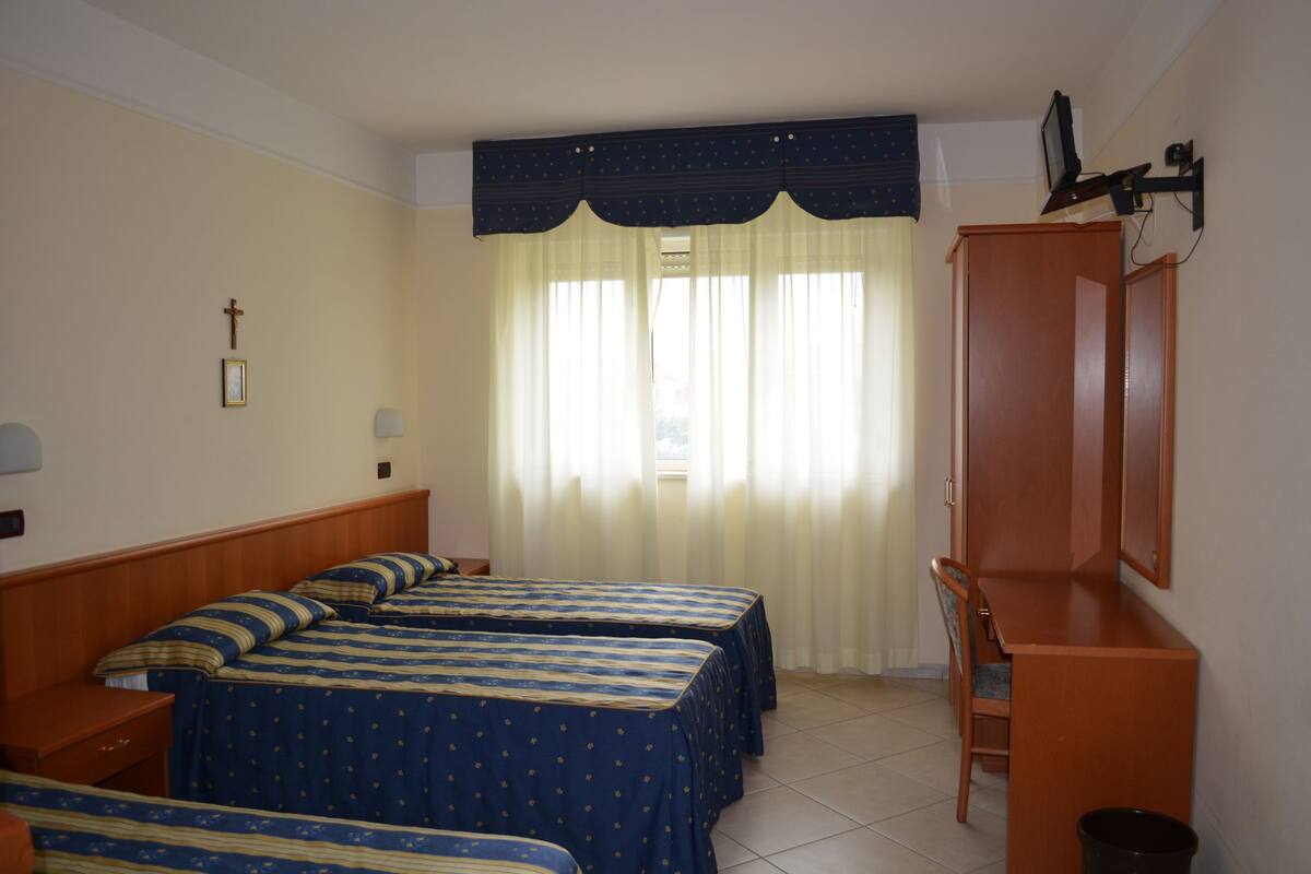 Quarto triplo | Escrivaninha, berços (sobretaxa), Wi-Fi de cortesia, roupa de cama
