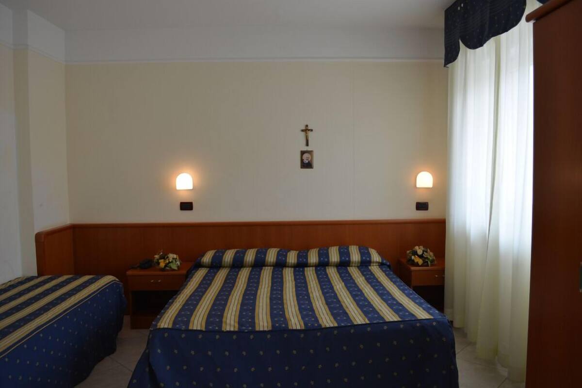 Quarto solteiro standard | Escrivaninha, berços (sobretaxa), Wi-Fi de cortesia, roupa de cama