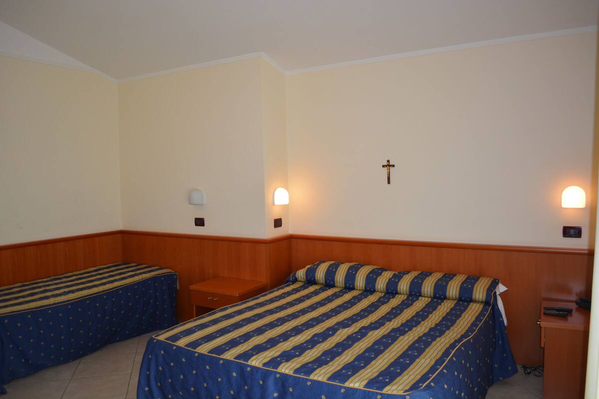 Quarto quádruplo | Escrivaninha, berços (sobretaxa), Wi-Fi de cortesia, roupa de cama