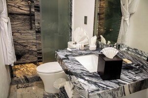 Quarto Individual | Casa de banho | Um polibã, um secador de cabelo, toalhas fornecidas 