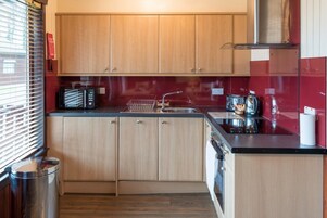 Cabine, várias camas | Cozinha privada | Um frigorífico, um micro-ondas, um forno, uma placa de cozinha 