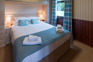 Cabana, várias camas | 2 quartos, ferros/tábuas de passar roupa, Wi-Fi de cortesia