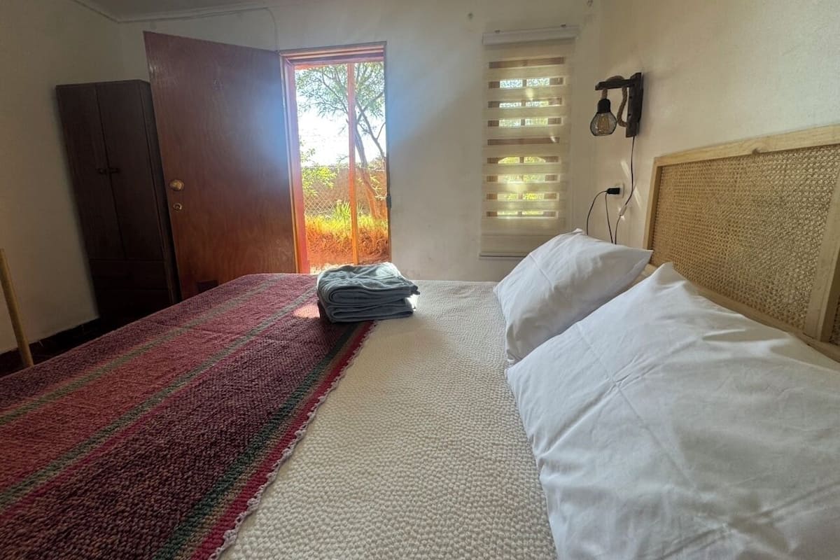 Quarto Duplo Económico | Secretária, Wi-fi grátis, roupa de cama fornecida 