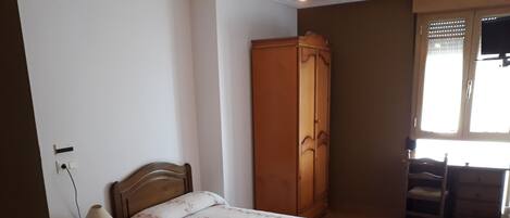 Quarto duplo | Escrivaninha, quartos à prova de som, Wi-Fi de cortesia, roupa de cama